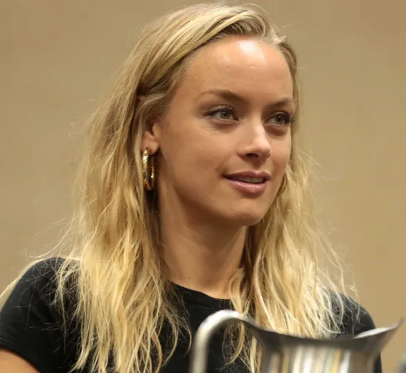 Rachel Skarsten: Biography, Career Journey, Net Worth, and Life Behind ...